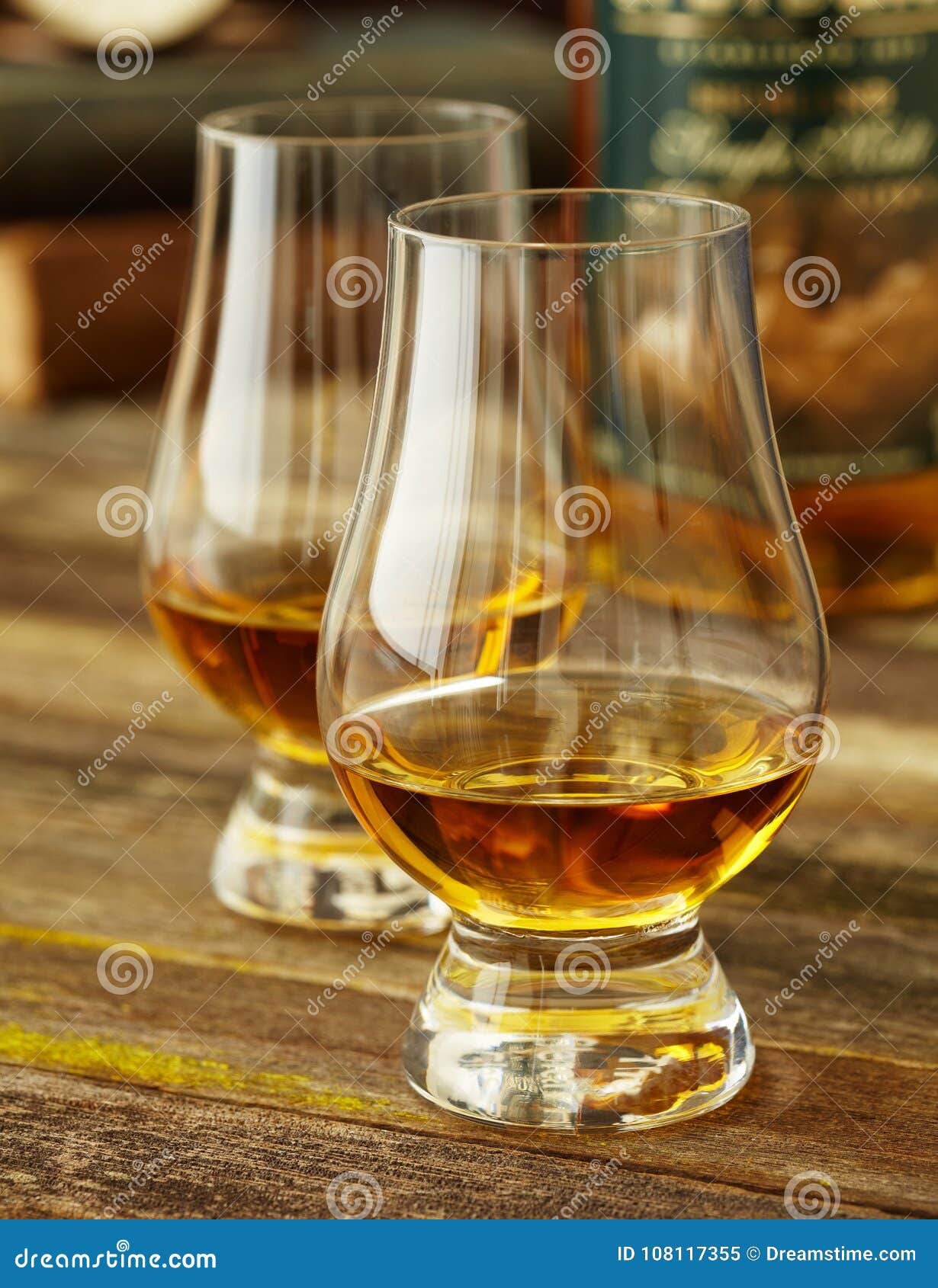 Las Copitas De Whisky Se Sientan Y Airean Imagen de archivo - Imagen de ...