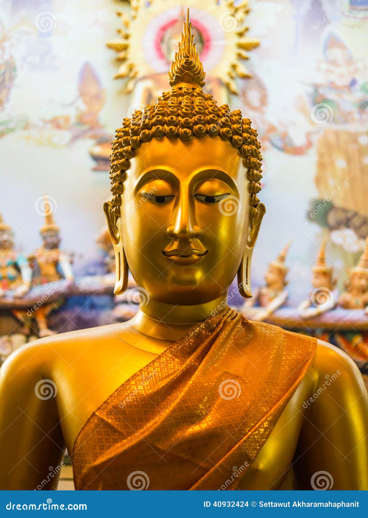 Las Estatuas De Buda Son Un Color De Oro Hermoso Foto de archivo ...