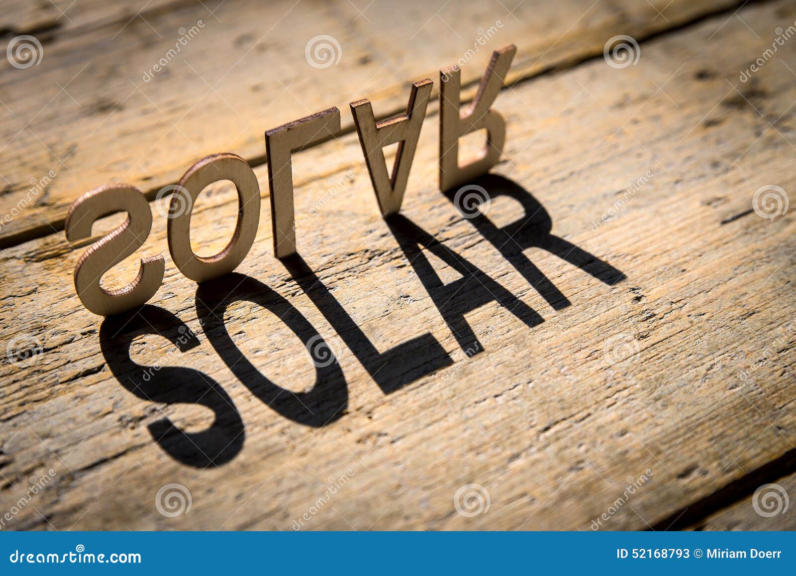 Las Letras De Madera Construyen La Palabra Solar Imagen de archivo ...