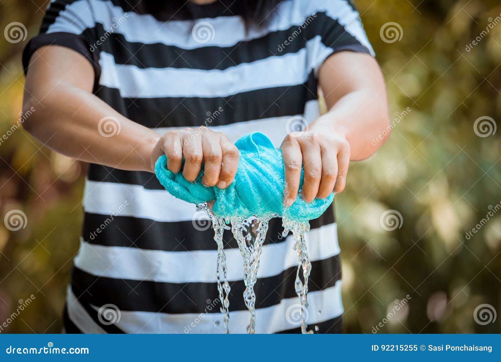 Las Manos De La Mujer Exprimen La Toalla Azul Mojada Imagen de archivo ...