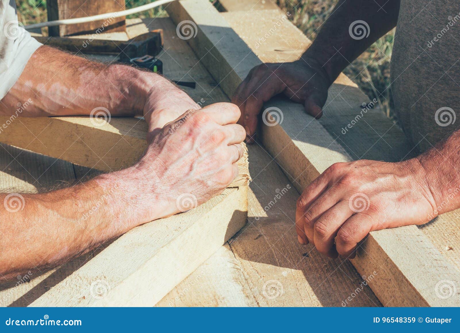 Las Manos De Los Carpinteros De Los Trabajadores Imagen de archivo ...