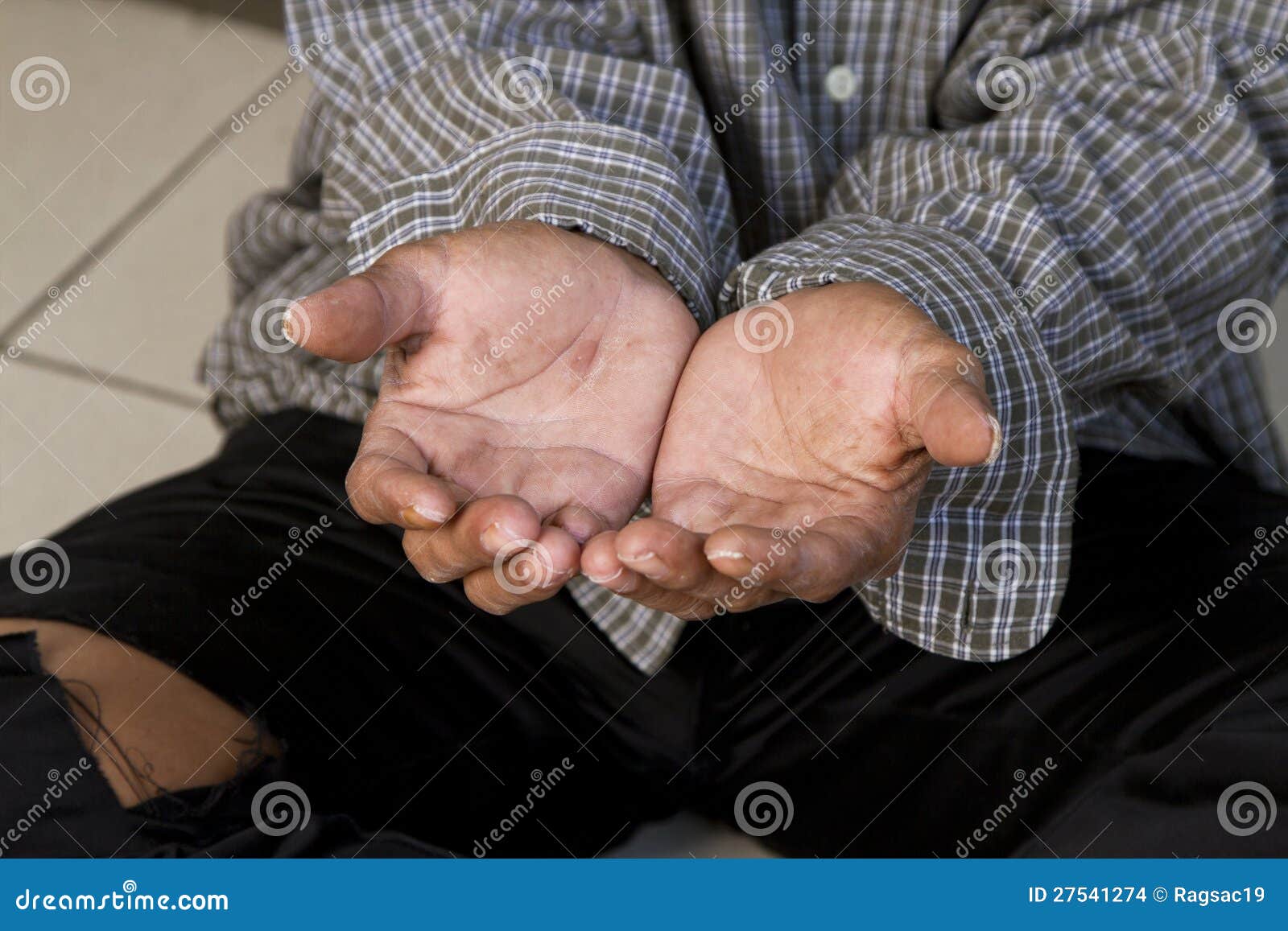 Las manos de un mendigo foto de archivo. Imagen de indigente - 27541274