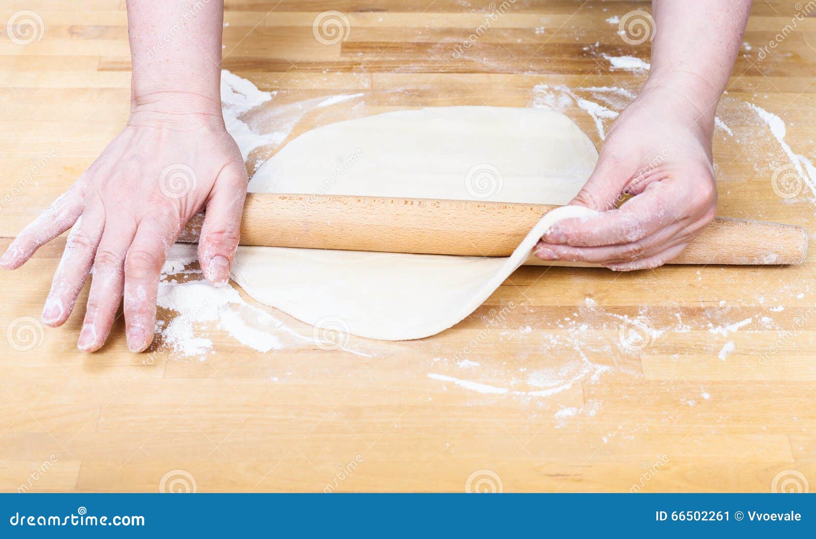 Las Manos Desarrollan La Pasta Con Un Rodillo Imagen de archivo ...