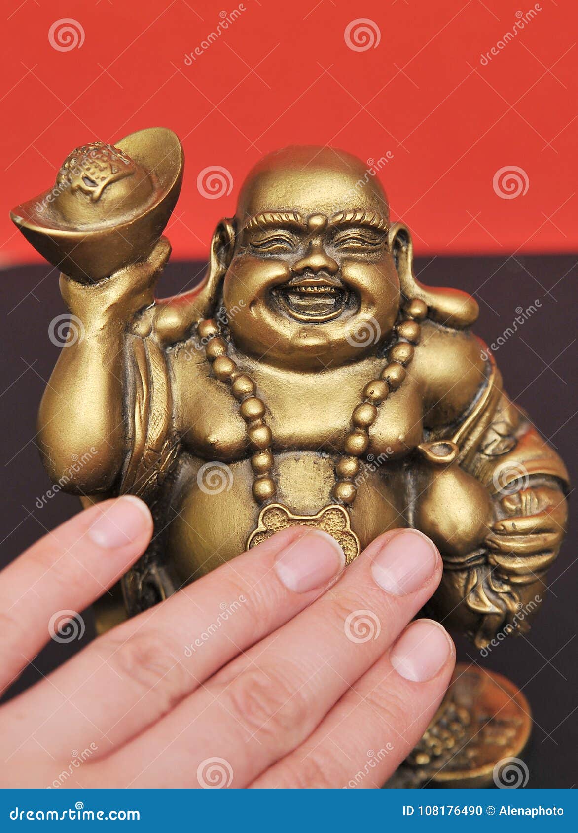 Las Manos Femeninas Tocan a Un Buda De Oro Foto de archivo - Imagen de ...