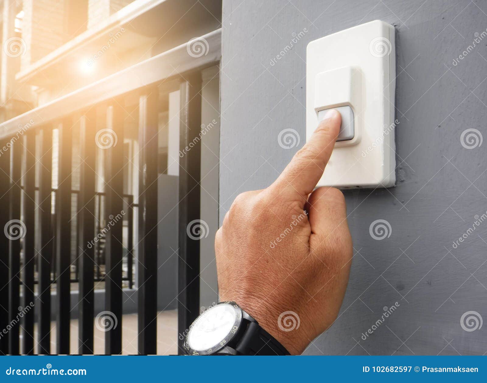 Las Manos Presionan El Timbre Imagen de archivo - Imagen de blanco ...