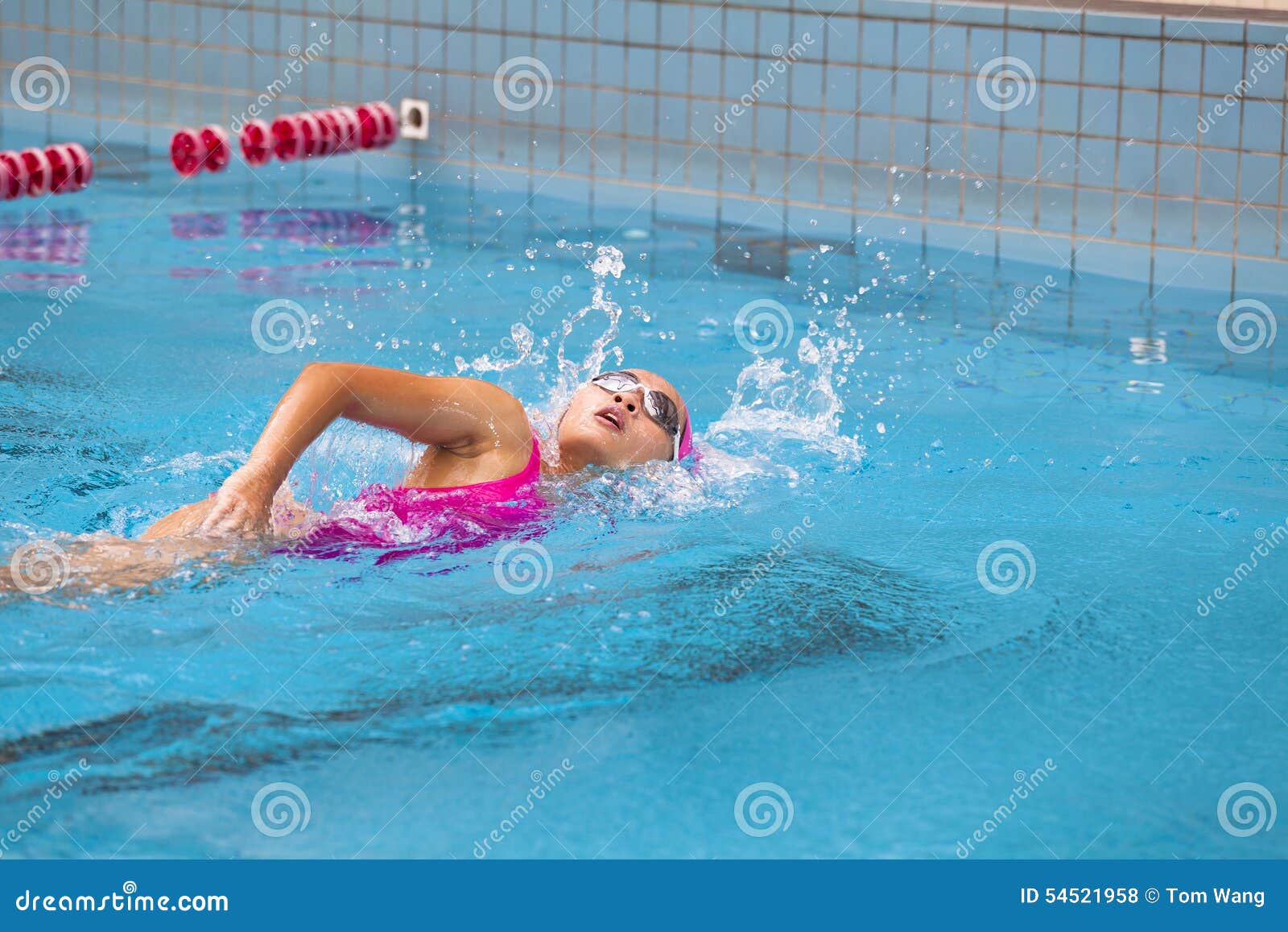 Las Mujeres Jovenes Están Nadando Foto de archivo - Imagen: 54521958