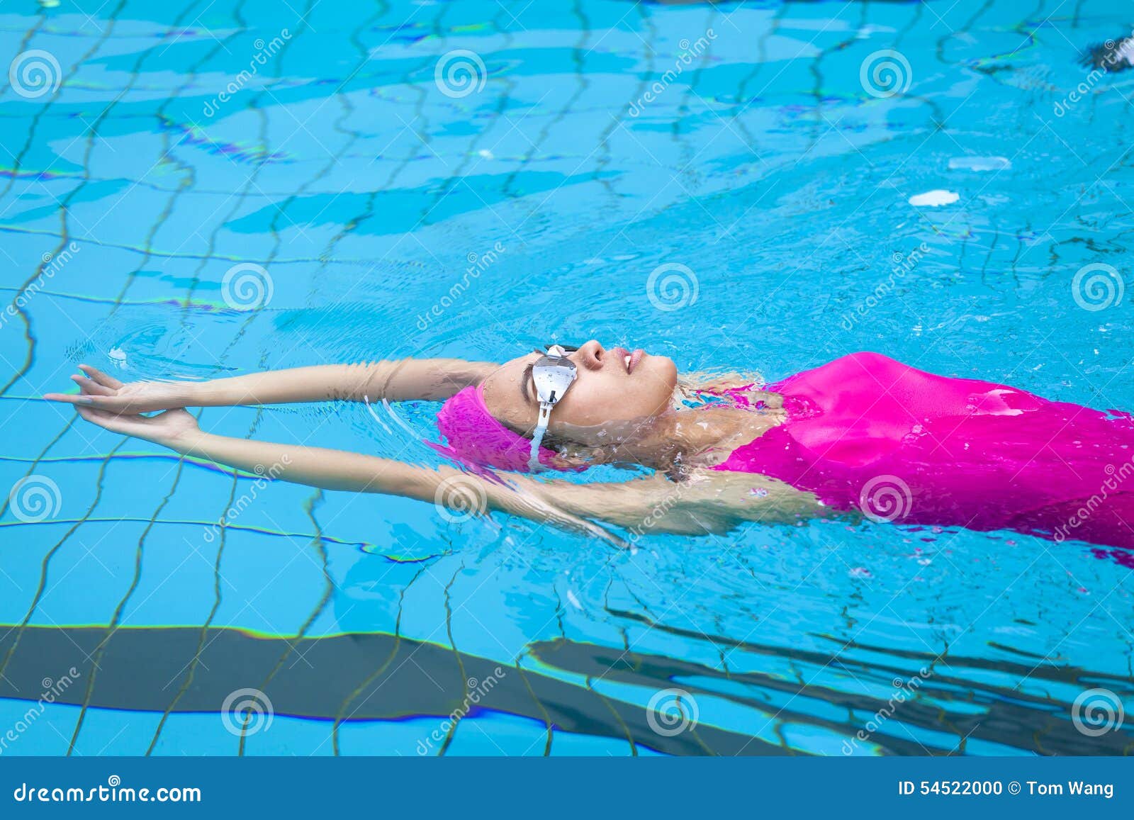 Las Mujeres Jovenes Están Nadando Foto de archivo - Imagen: 54522000