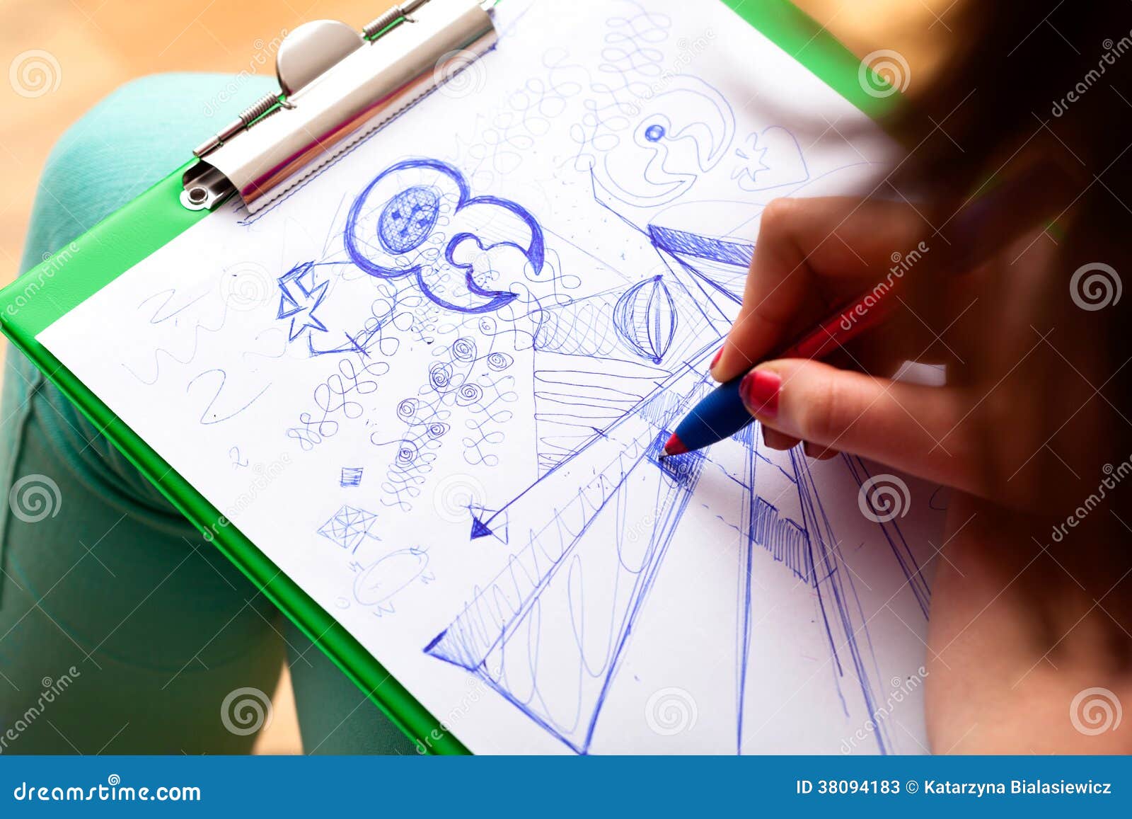 Las Notas Creativas Del Estudiante En La Clase Imagen de archivo ...