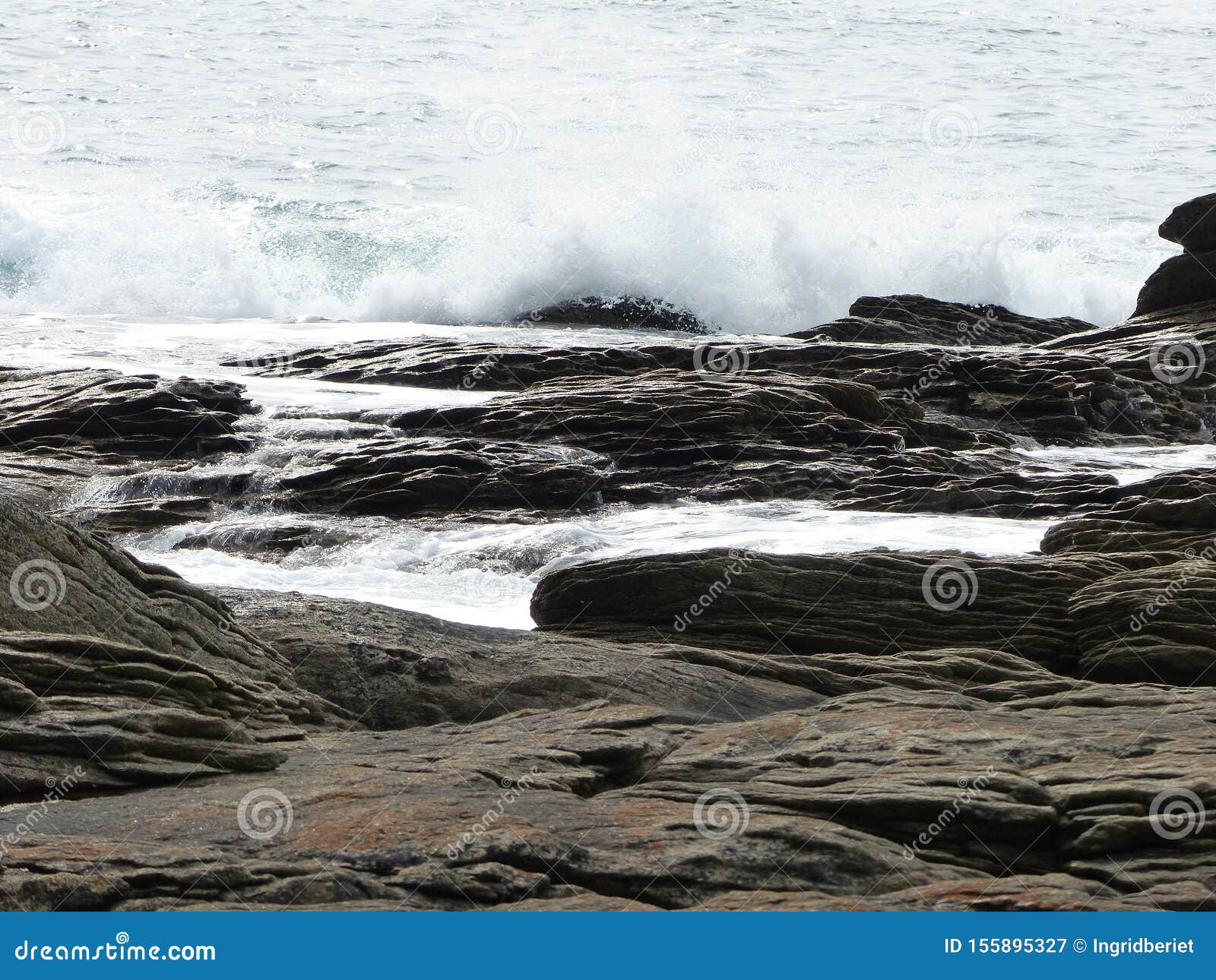 Las olas en las rocas imagen de archivo. Imagen de ondas - 155895327