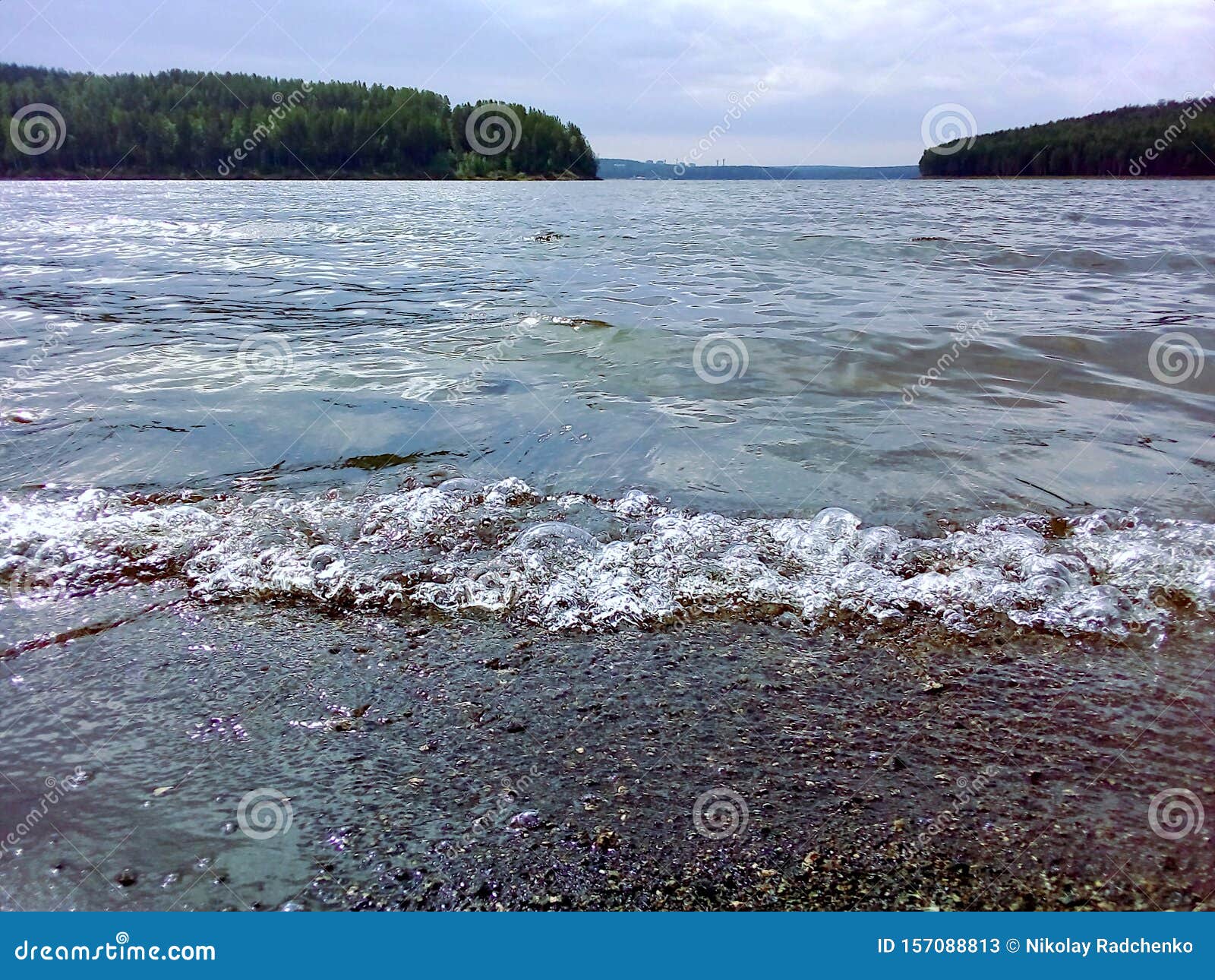 Las Olas Rompen En La Orilla Del Lago Imagen de archivo - Imagen de ...