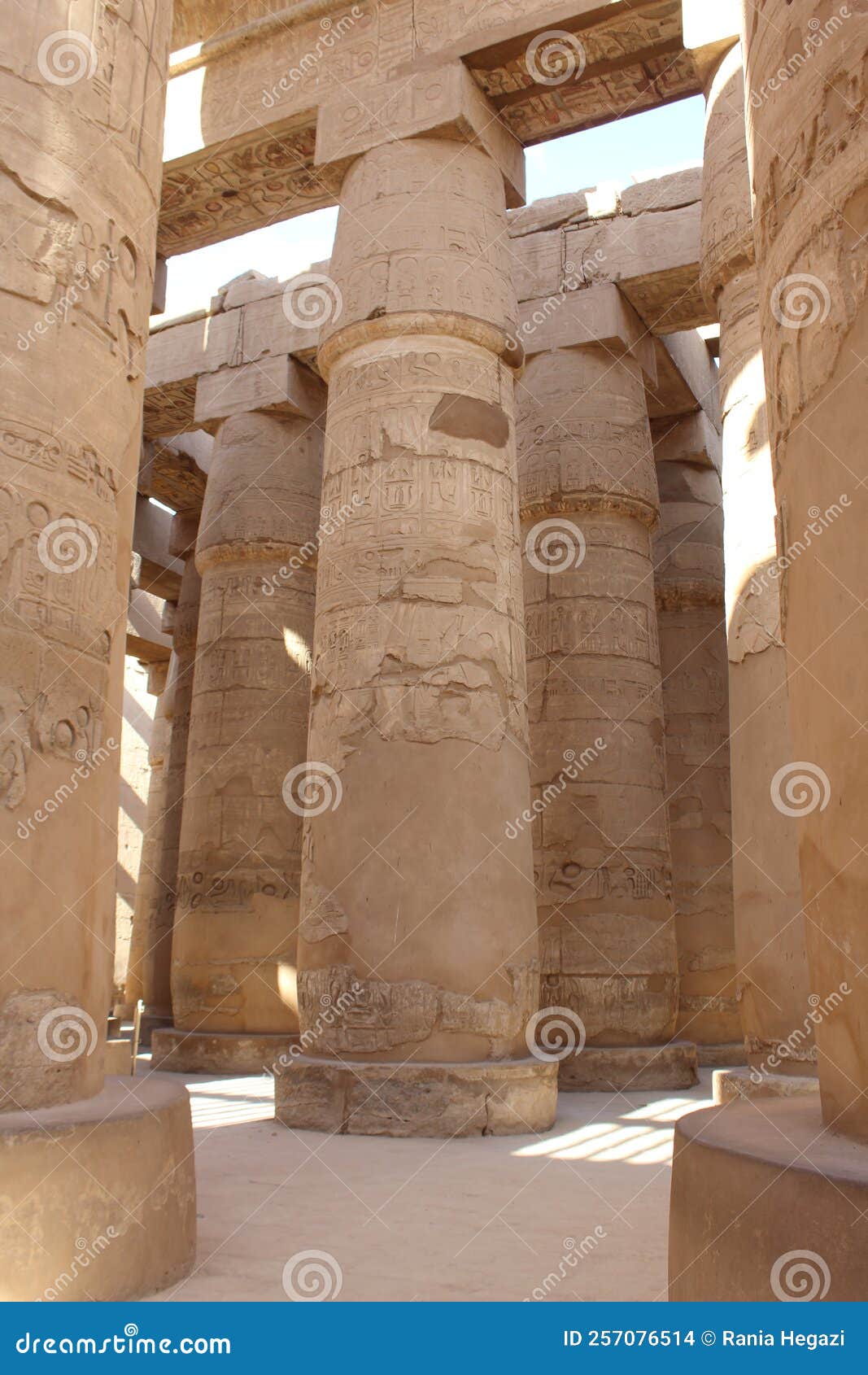 Las Poderosas Columnas De Karnak En Luxor En Egipto Foto de archivo ...
