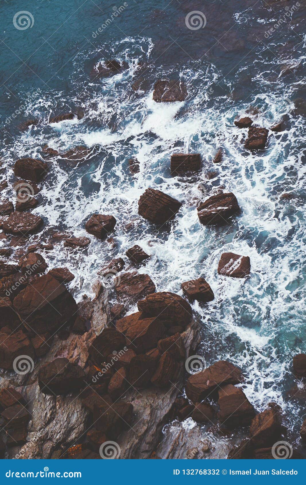 Las rocas en el mar foto de archivo. Imagen de ondas - 132768332