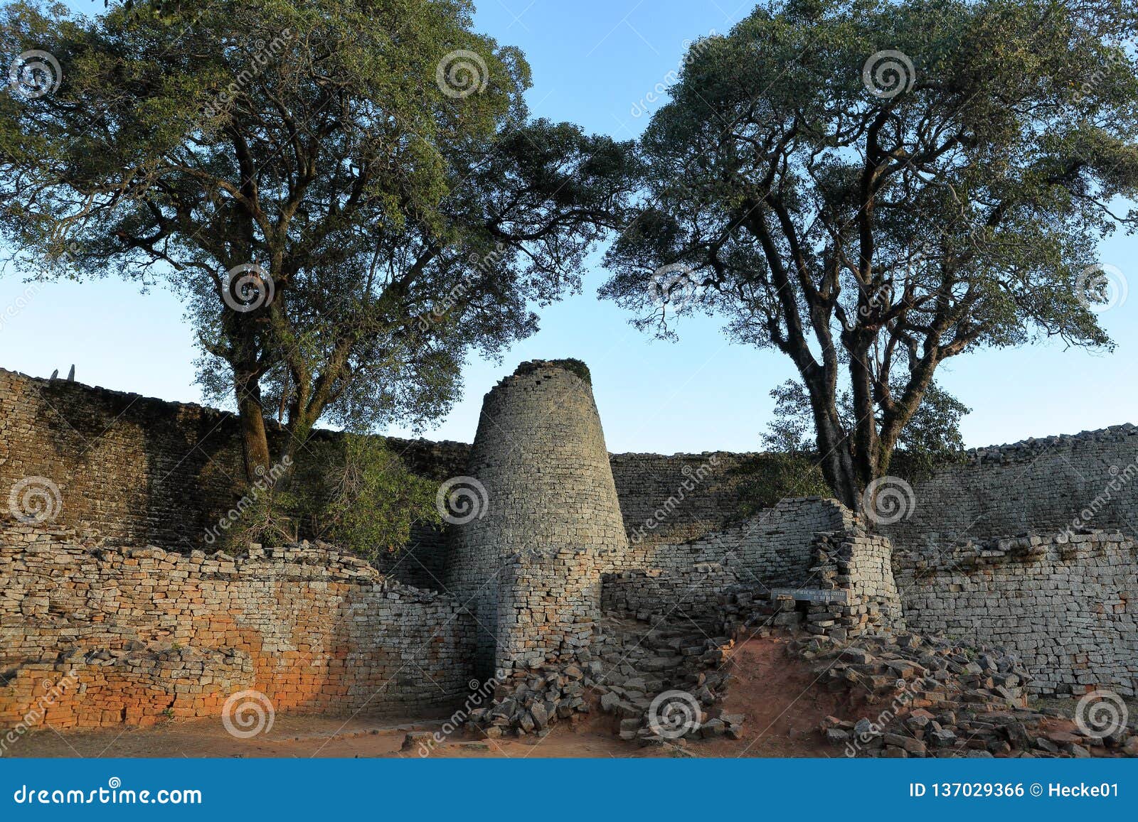 Las Ruinas De Gran Zimbabwe Foto de archivo - Imagen de fortaleza ...