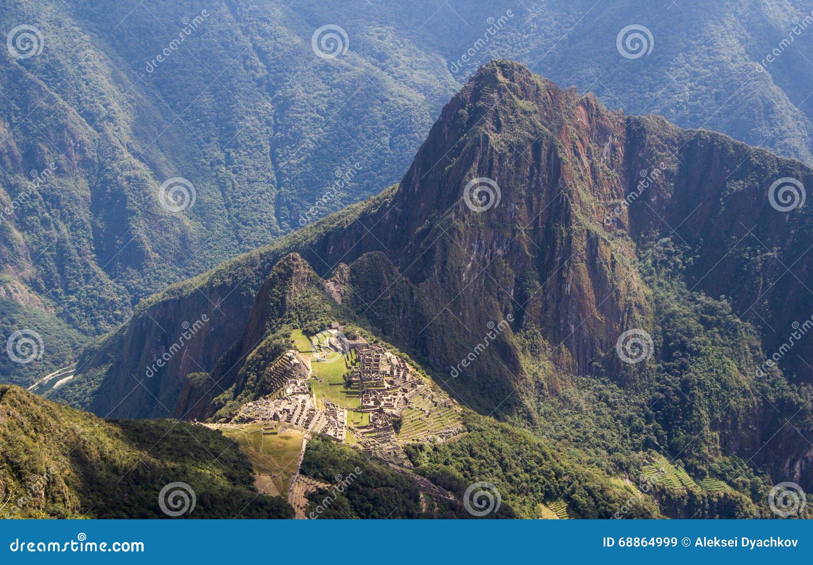 Las ruinas de Machu Picchu imagen de archivo. Imagen de nubes - 68864999