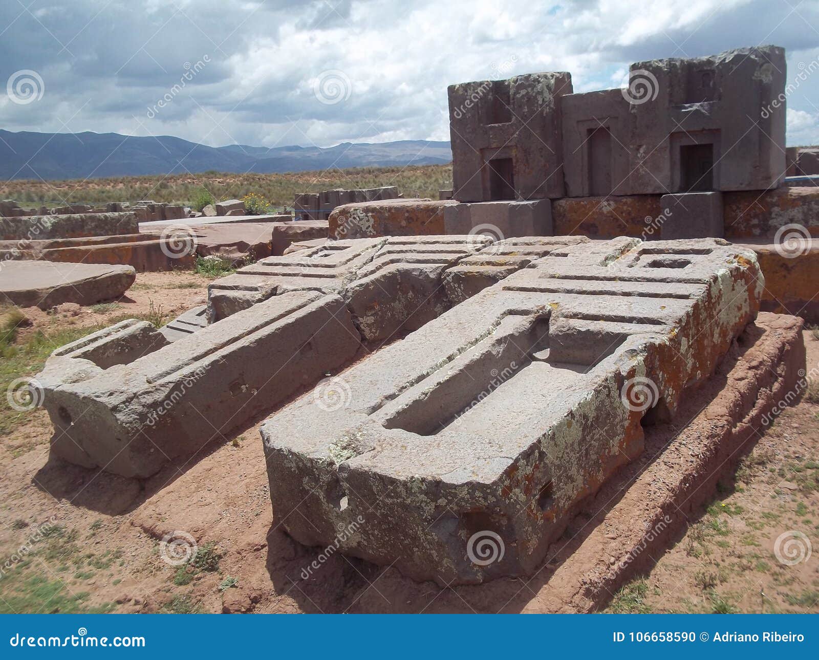 Las ruinas de Pumapunku foto de archivo. Imagen de misterio - 106658590
