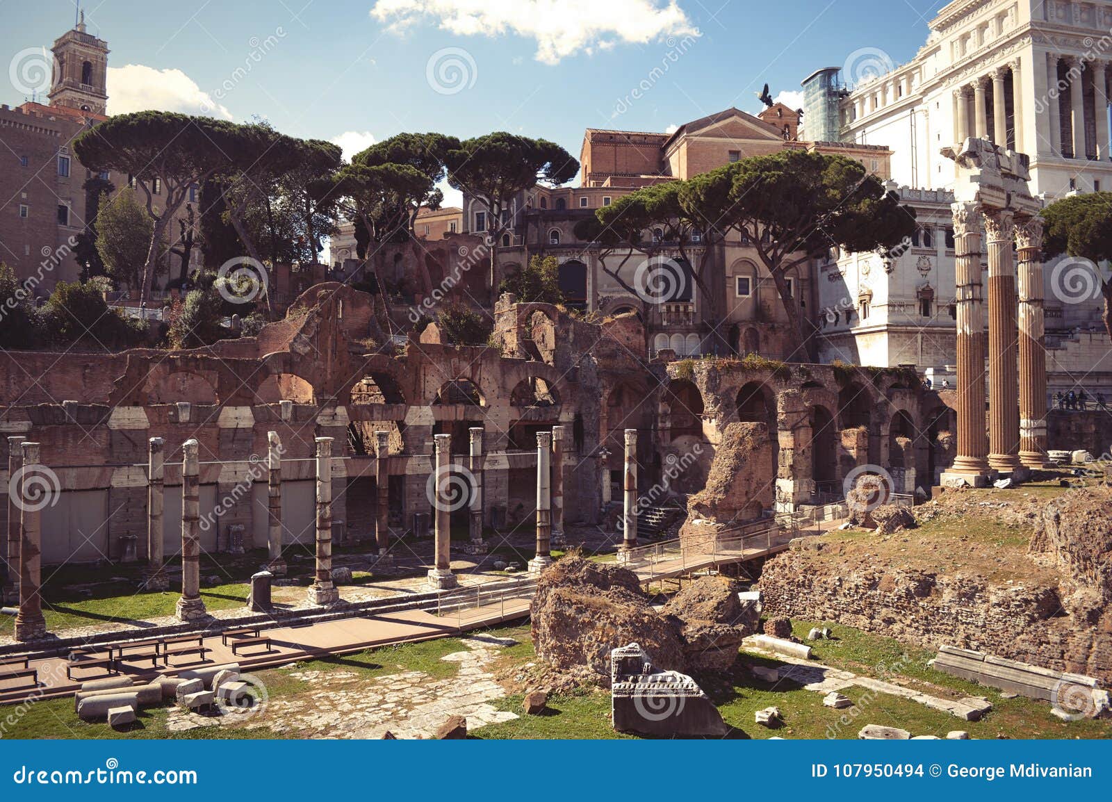 Las ruinas de Roma antigua foto de archivo. Imagen de roma - 107950494