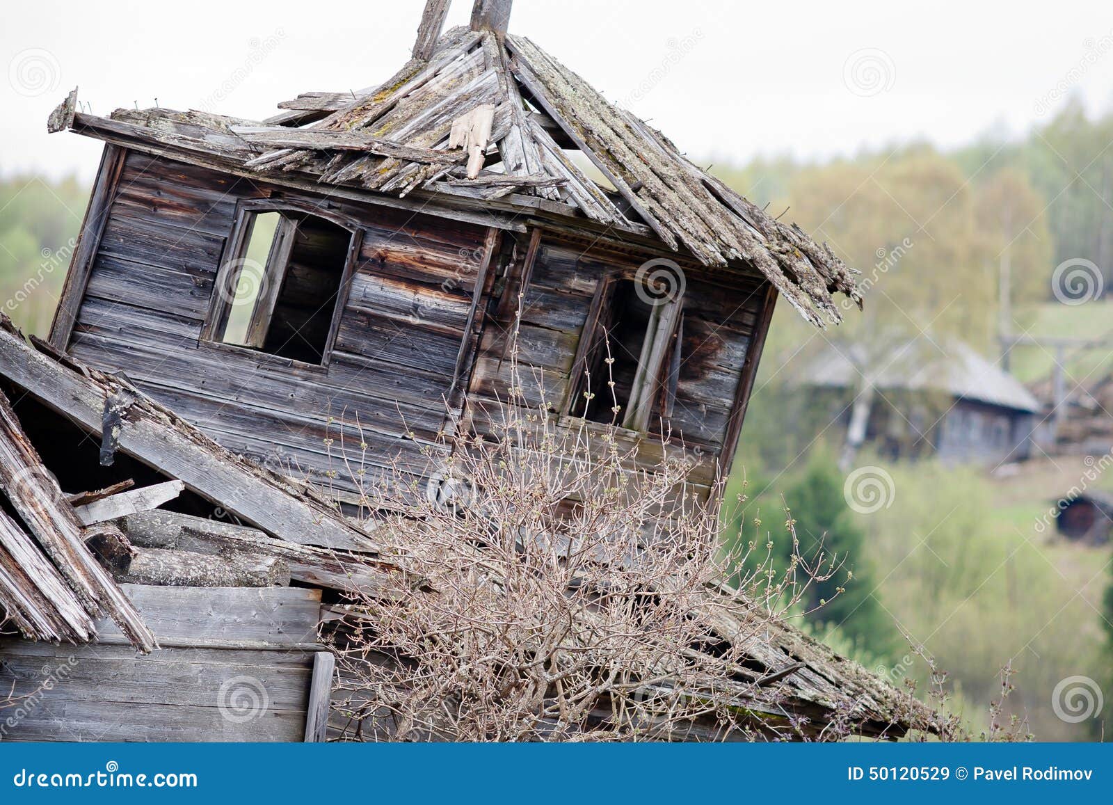 Las Ruinas De Una Casa De Madera Imagen de archivo - Imagen de rusia ...