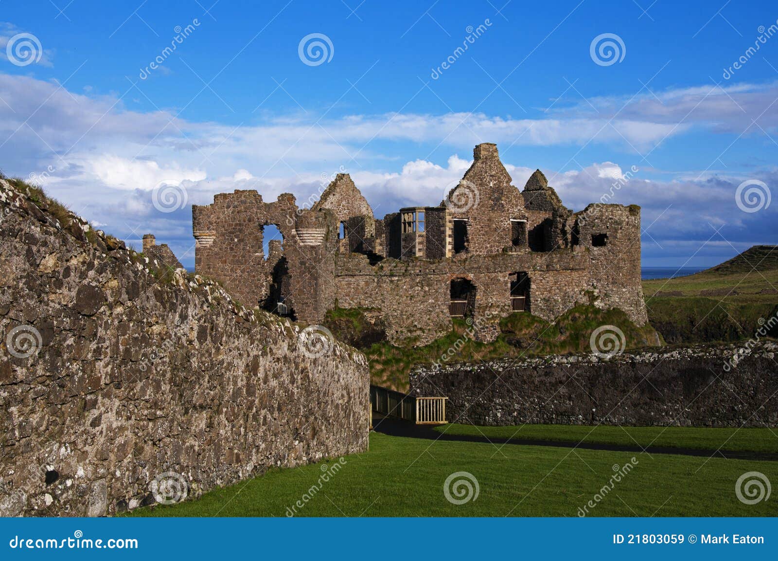 Las Ruinas Del Castillo De Dunluce Imagen de archivo - Imagen de domine ...