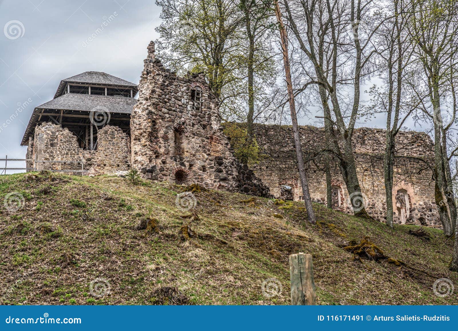 Las Ruinas Del Castillo De Rauna Imagen de archivo - Imagen de forepart ...