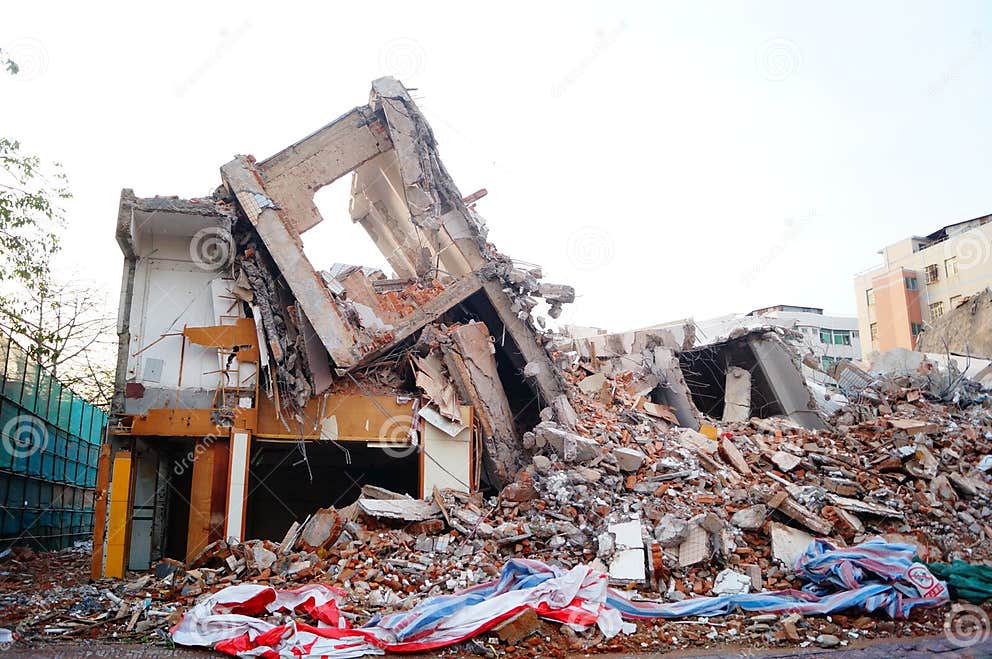 Las Ruinas Del Edificio Después De La Demolición Del Imagen editorial - Imagen de asia, fondo ...