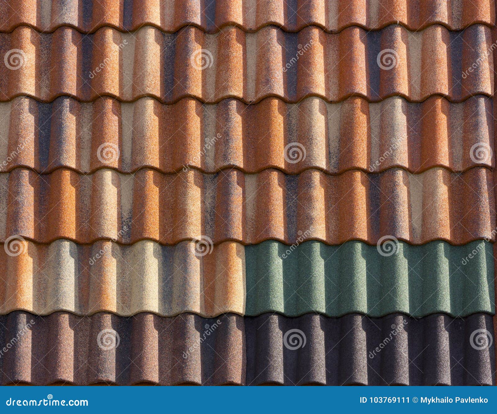 Las Tejas De Tejado Plásticas Rojas Se Dirigen Imagen de archivo ...