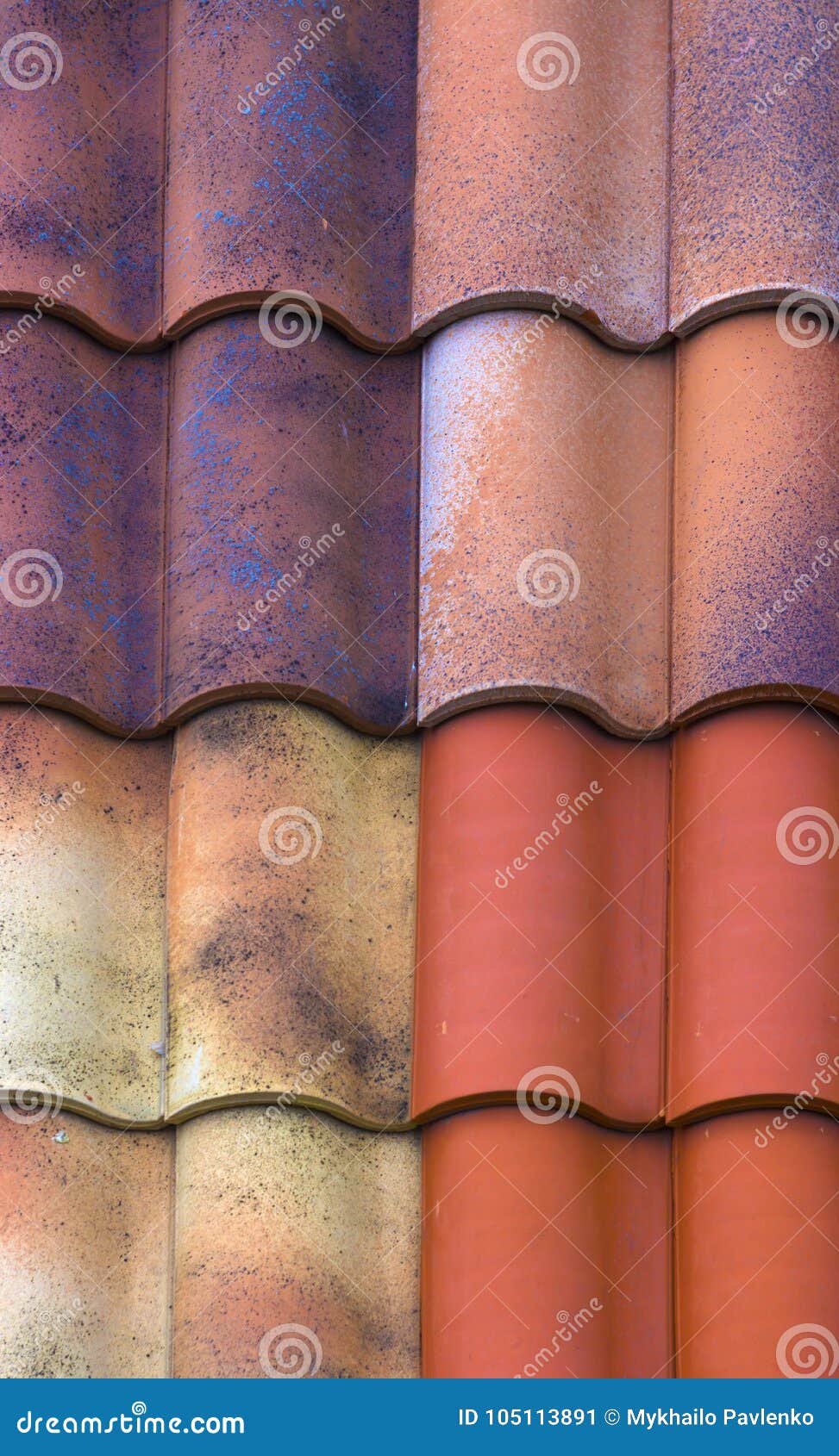 Las Tejas De Tejado Plásticas Rojas Se Dirigen Imagen de archivo ...