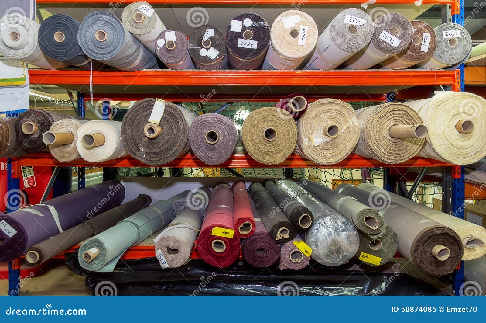 Las telas en los estantes imagen de archivo. Imagen de ropa - 50874085