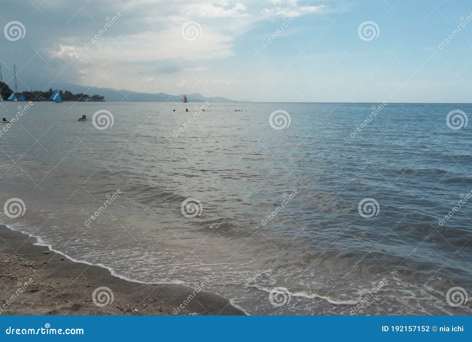 Las Vistas a La Hermosa Playa De Pasir Putih Beach Situbondo East Java ...
