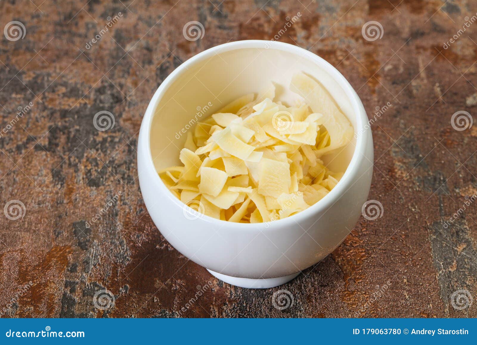 Lascas Secas De Coco Na Tigela Foto de Stock - Imagem de cozinhar ...