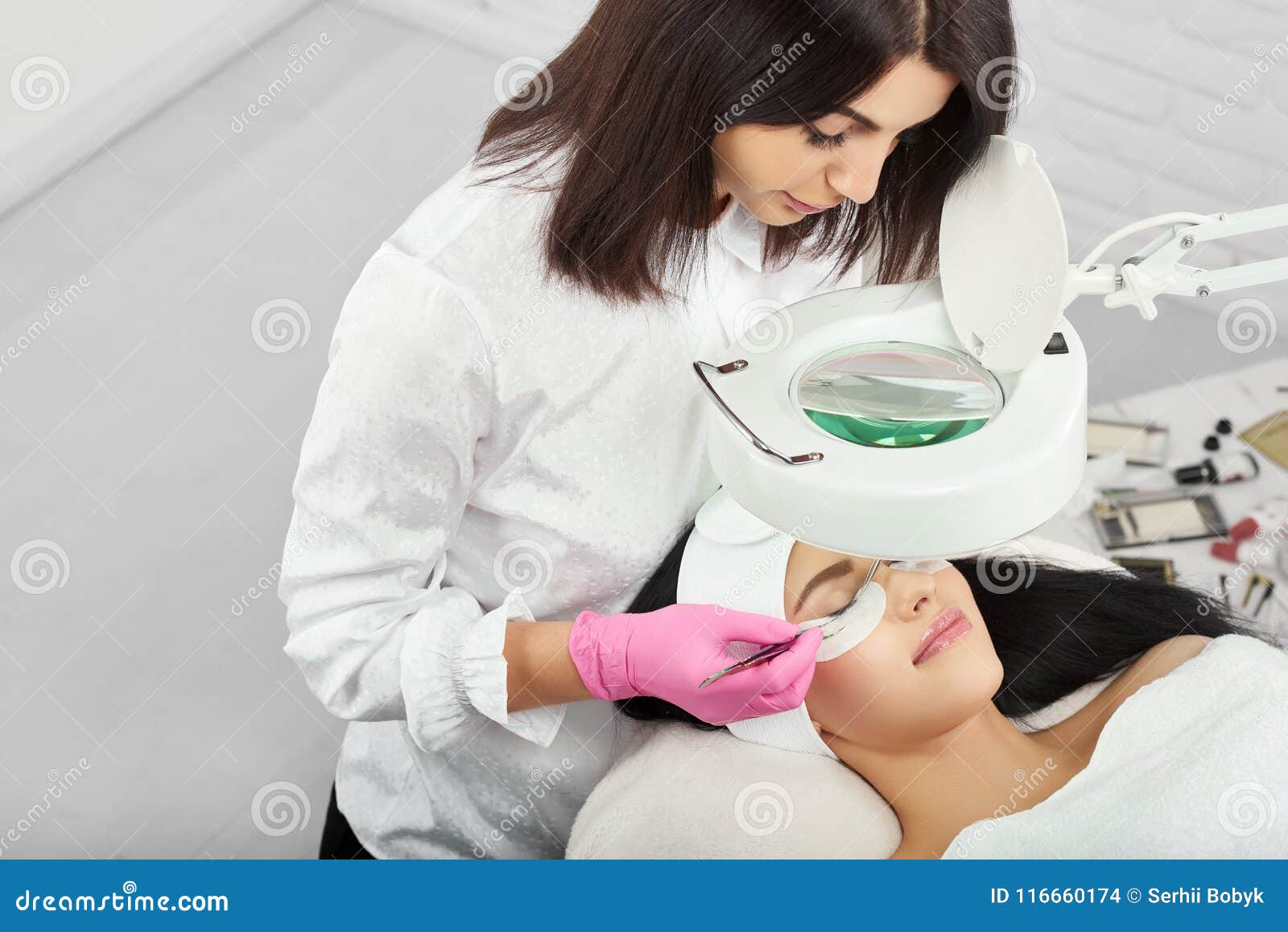 Lashmaker Profesional Que Trabaja Con Un Cliente Foto de archivo - Imagen de creativo, latigazo ...