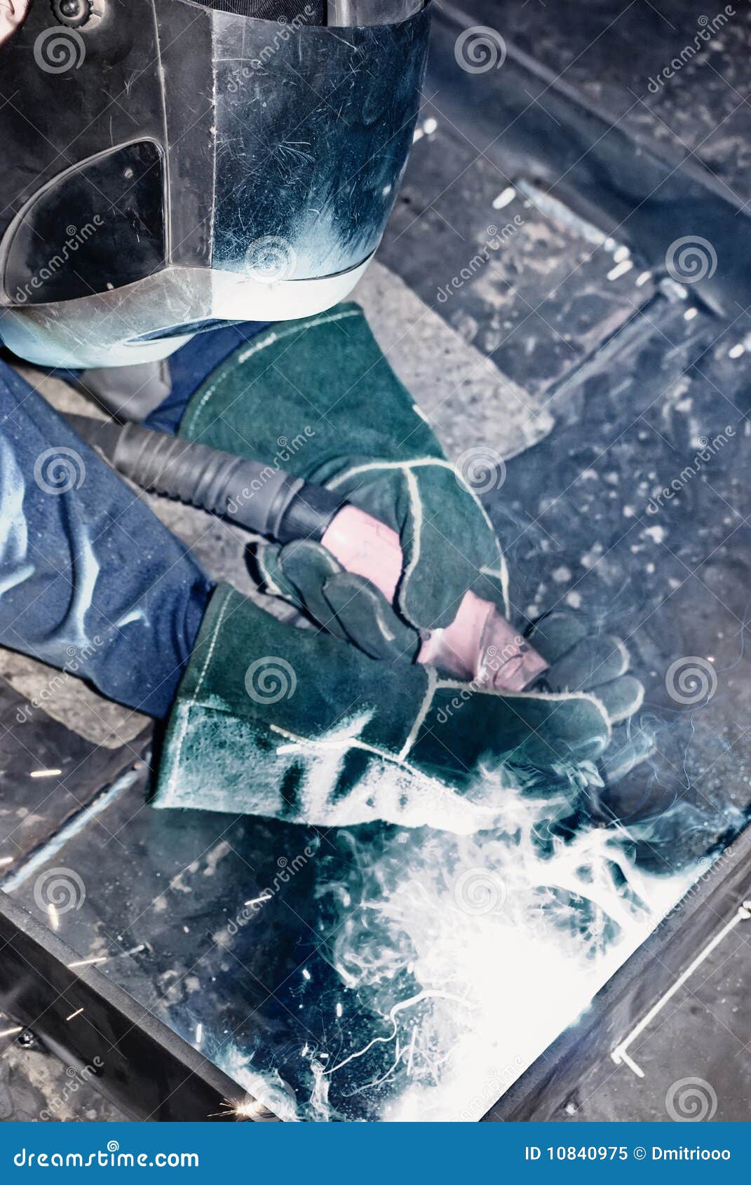 Lasser op het werk stock afbeelding. Image of apparatuur - 10840975