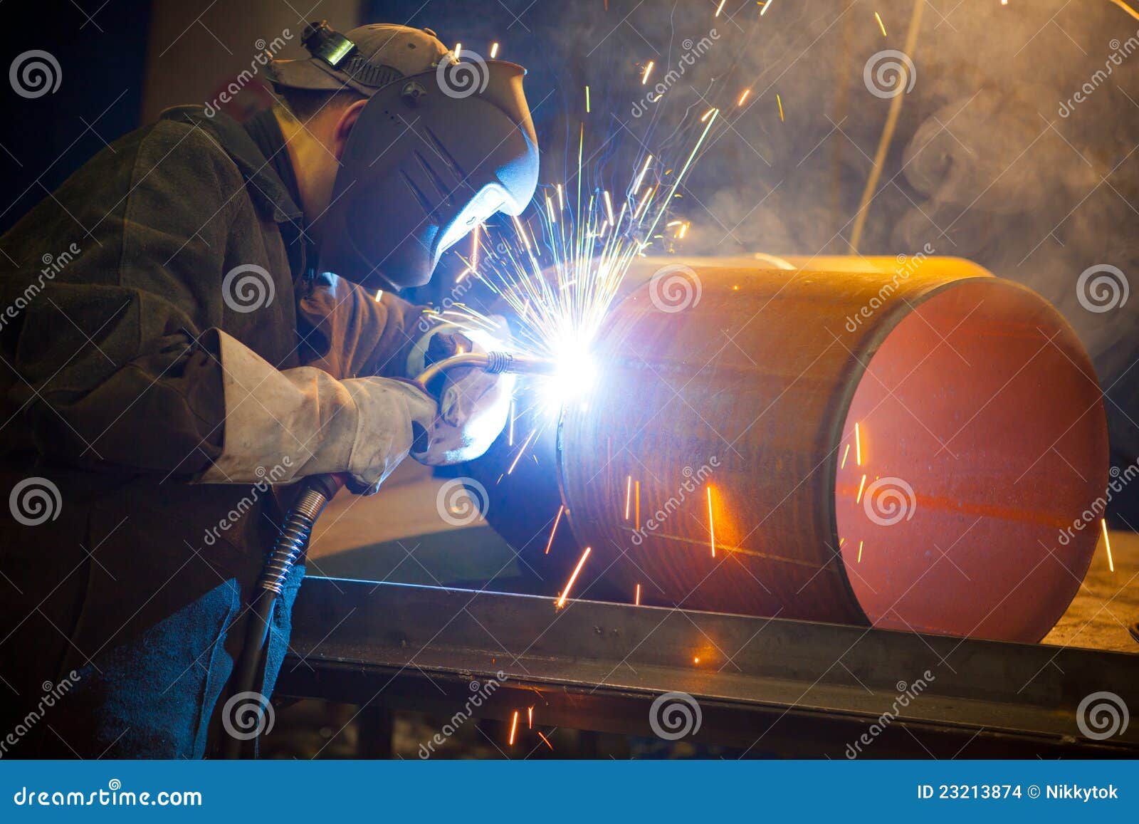 Lasser op het werk stock foto. Image of ambacht, opgeleid - 23213874