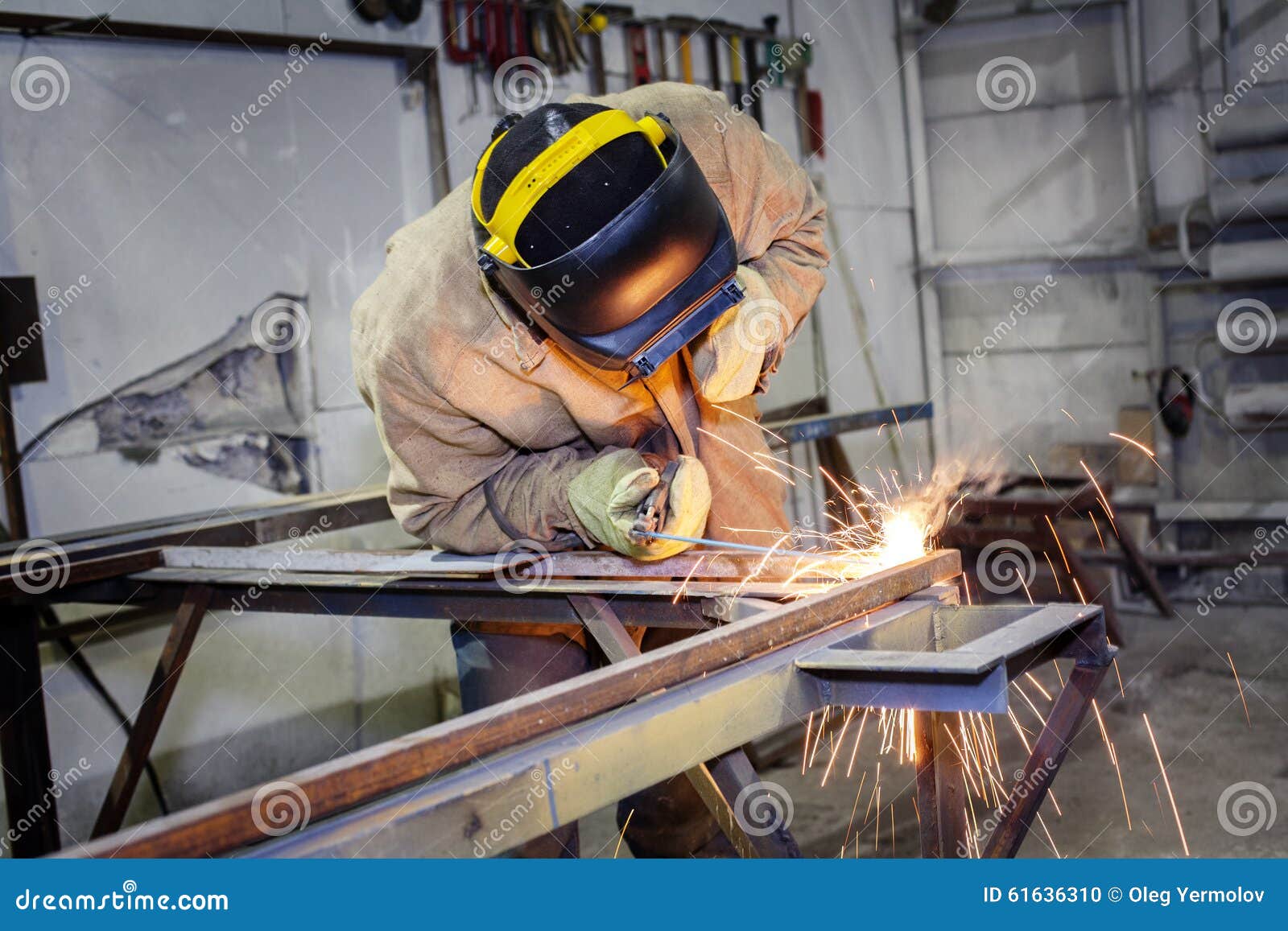 Lasser op het werk stock foto. Image of vakman, installatie - 61636310