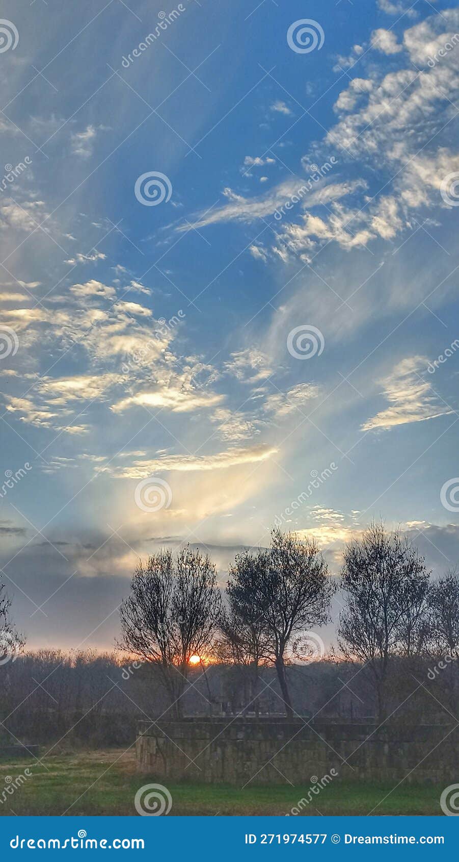 Last glimpse of sun stock image. Image of dawn, morning - 271974577