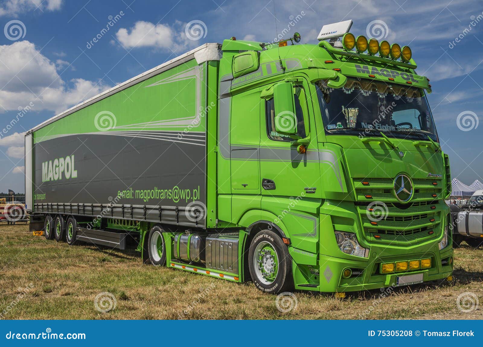 Lastbil Mercedes-Benz Actros 1845 Redaktionell Arkivfoto - Bild av ...