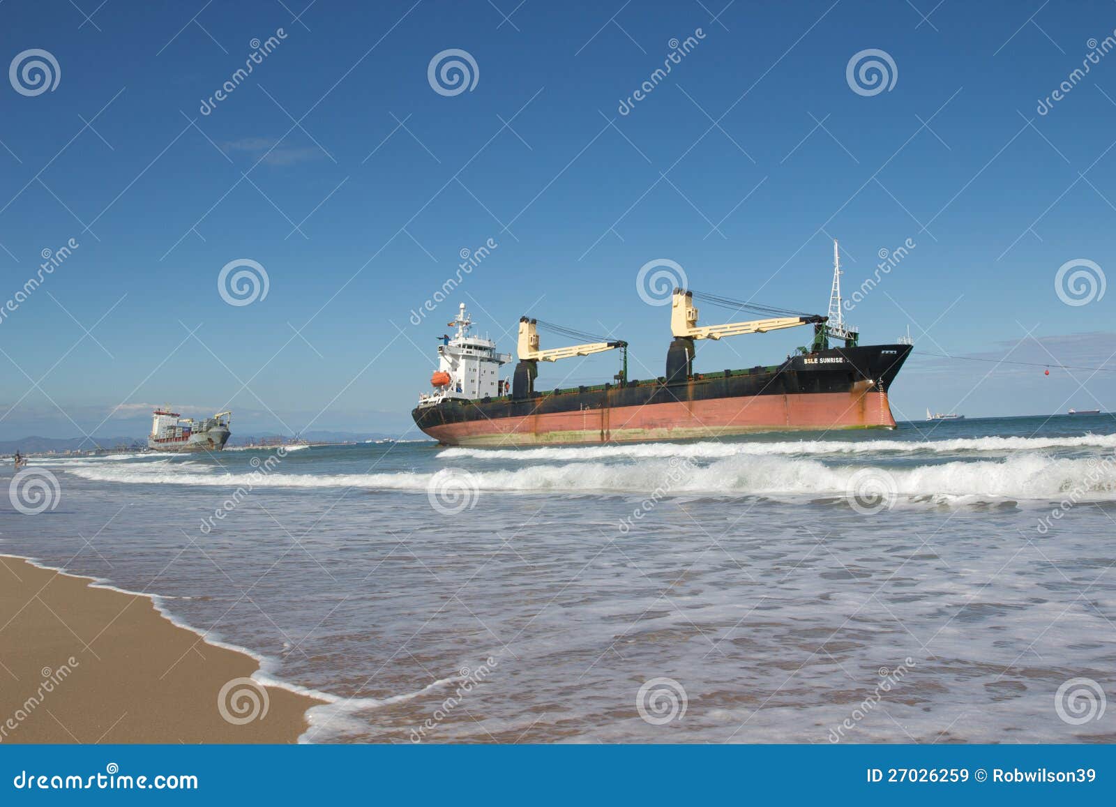 Lastfartyg redaktionell fotografering för bildbyråer. Bild av katastrof ...