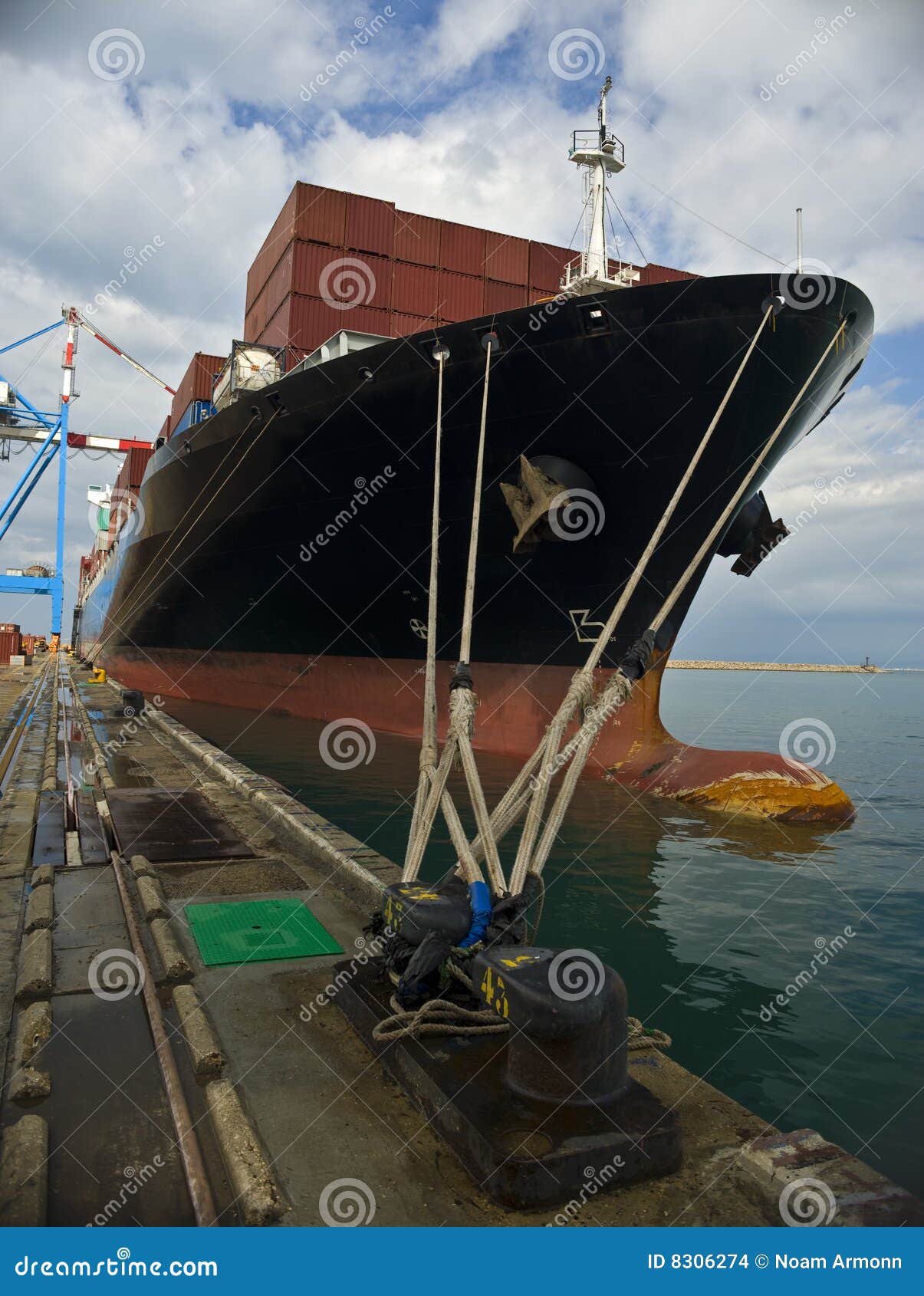 Lastfartyg arkivfoto. Bild av fartyg, industri, maritimt - 8306274