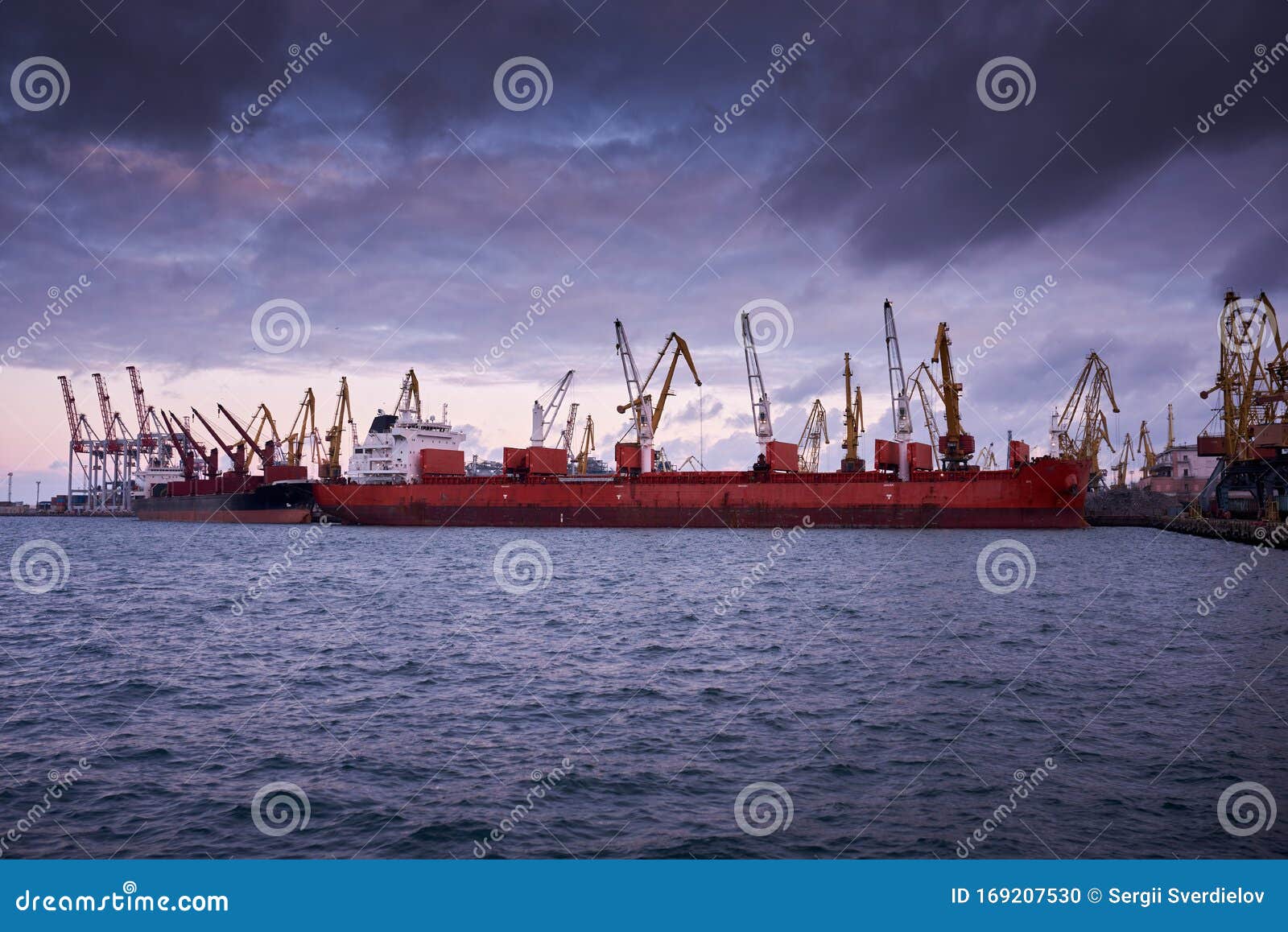 Lastfartyg I Hamn Stort Containerfartyg Dockat Arkivfoto - Bild av ...