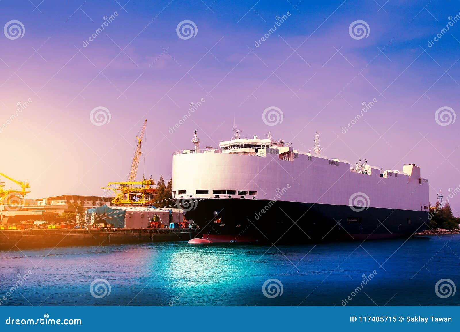 Lastfartyg i havet fotografering för bildbyråer. Bild av tappning ...