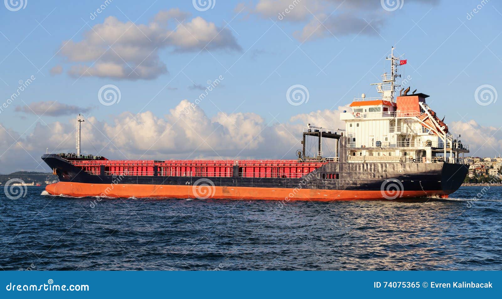 Lastfartyg i havet fotografering för bildbyråer. Bild av industriellt ...