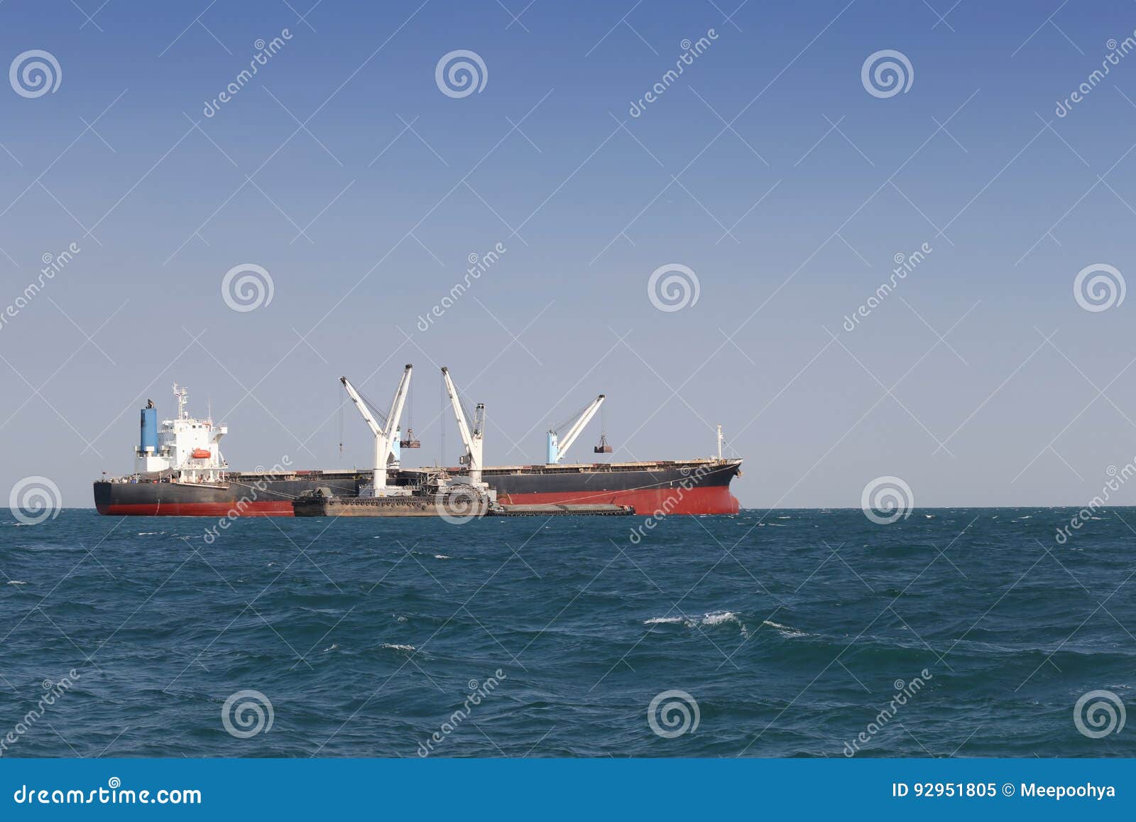 Lastfartyg i havet fotografering för bildbyråer. Bild av last - 92951805