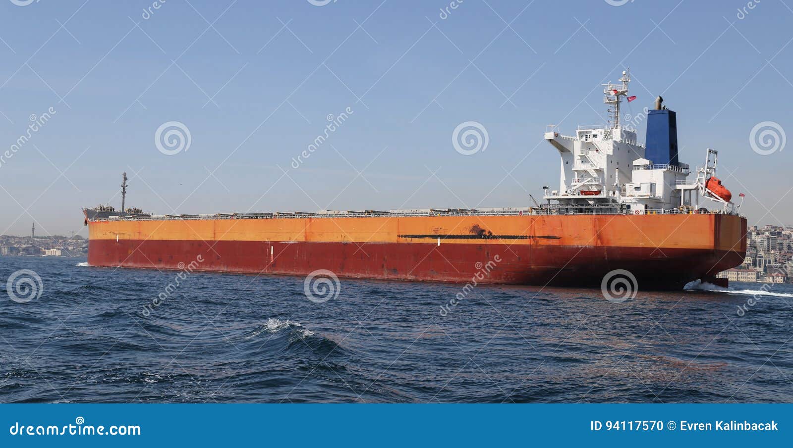 Lastfartyg i havet arkivfoto. Bild av logistik, importera - 94117570