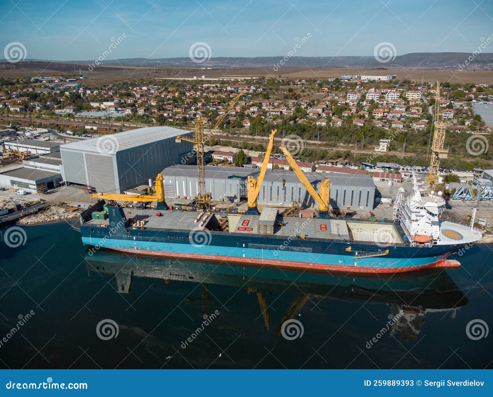 Lastning Av Stora Lastfartyg I Hamn Fotografering för Bildbyråer - Bild ...