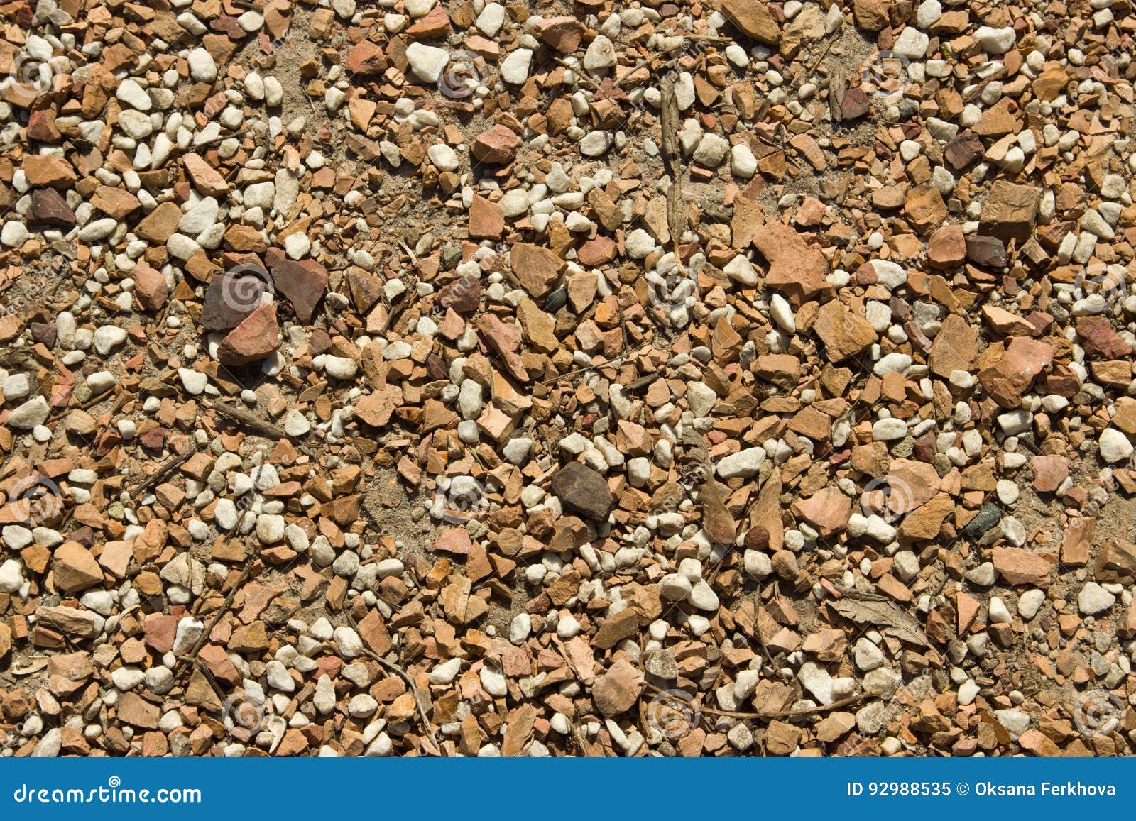 Lastre rojo en el parque imagen de archivo. Imagen de edificio - 92988535