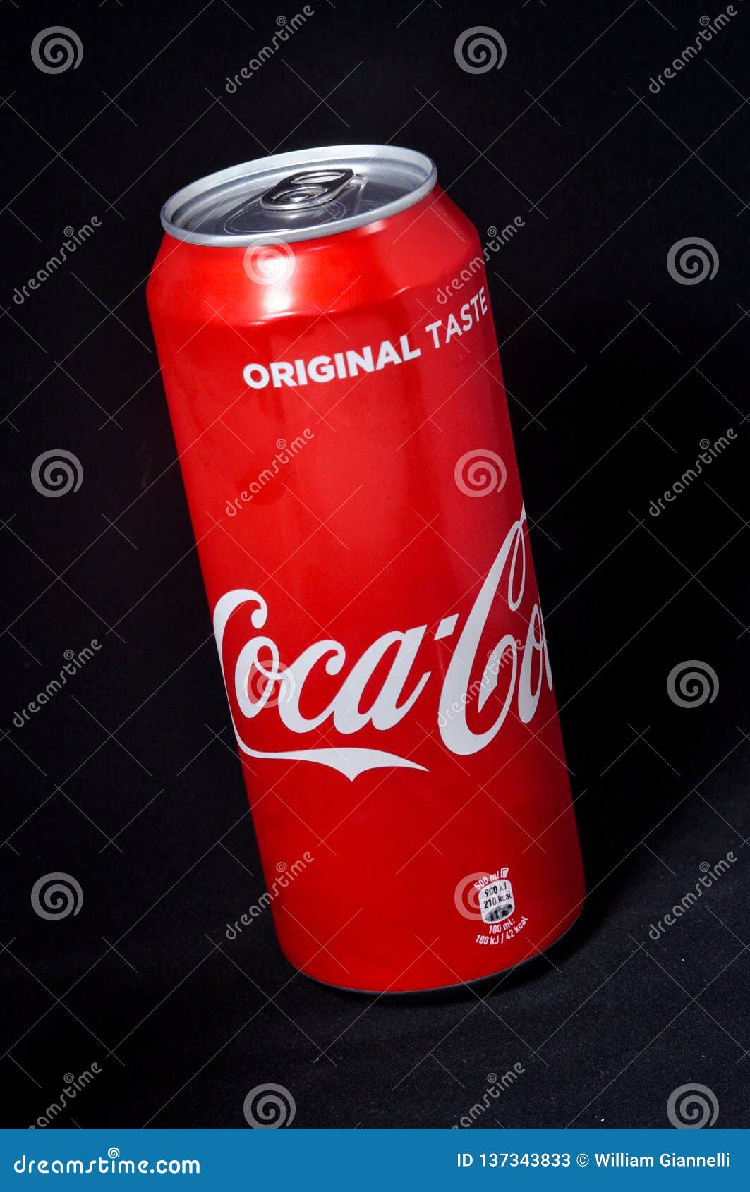 Lata da coca-cola foto de stock editorial. Imagem de coca - 137343833