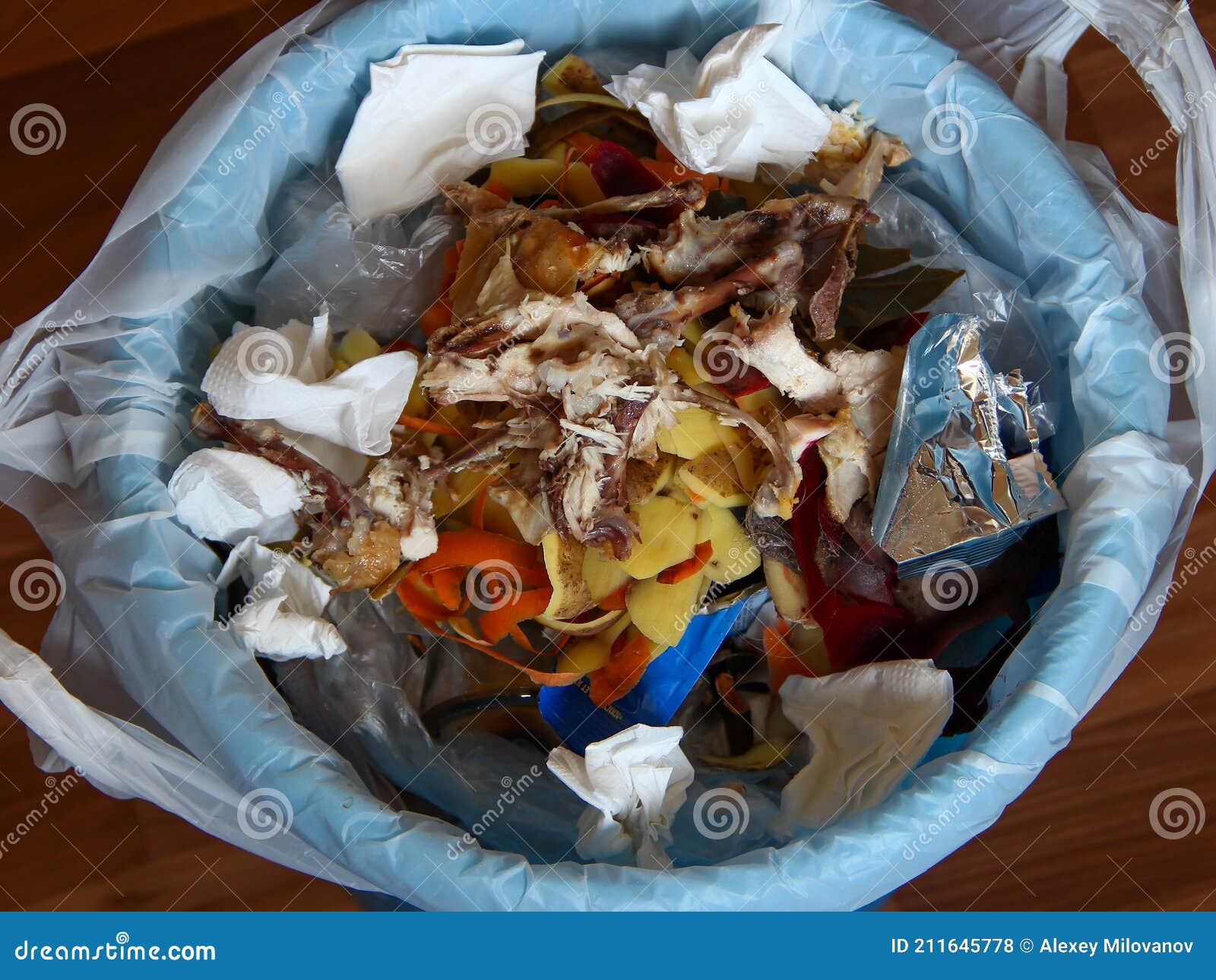 Lata De Basura Con Sobras De Pollo Foto de archivo - Imagen de casero ...