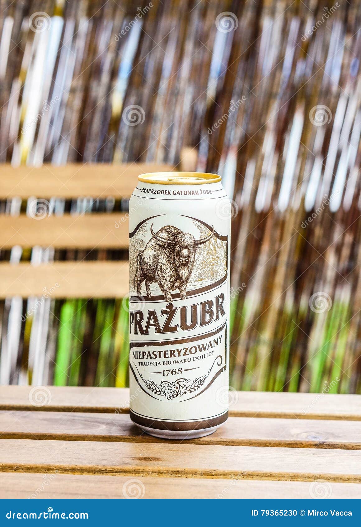 Lata De Cerveza Polaca De Prazubr Imagen editorial - Imagen de madera ...