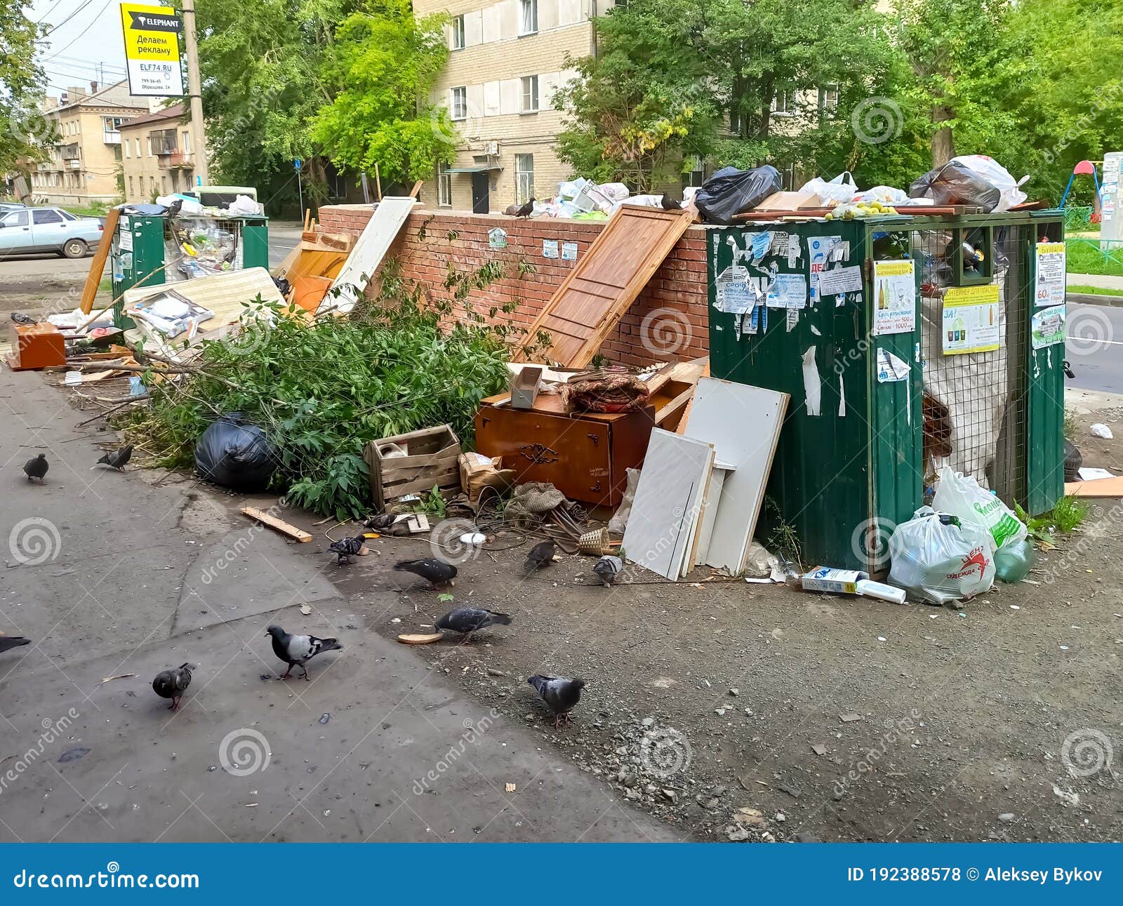 Lata de lixo. foto de stock editorial. Imagem de quintal - 192388578