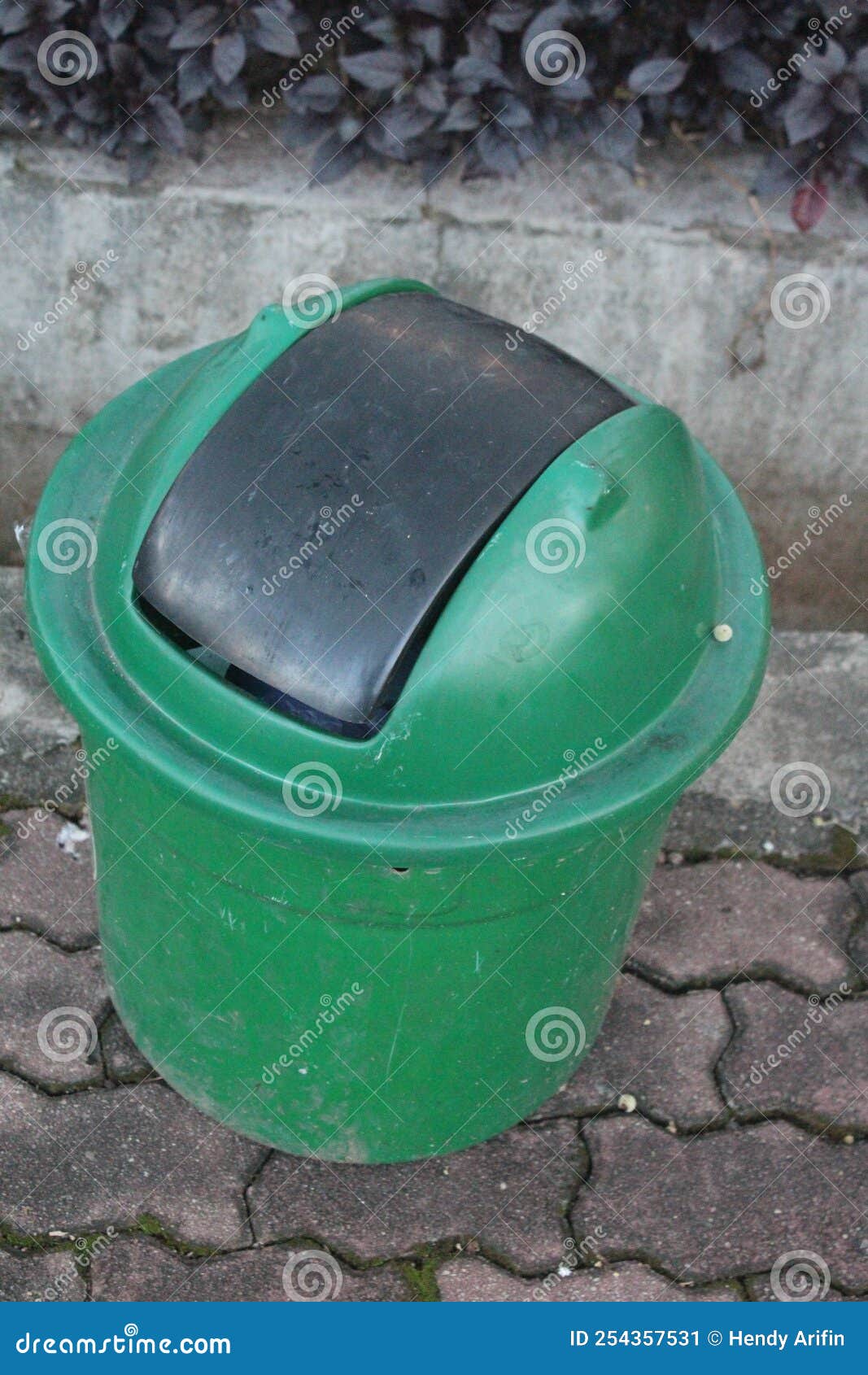 Lata De Lixo Do Lado Da Estrada Imagem de Stock - Imagem de verde ...