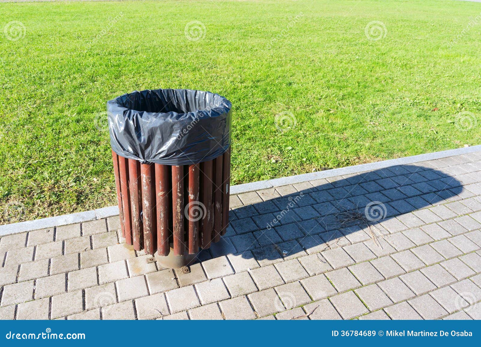 Lata de lixo no parque imagem de stock. Imagem de parque - 36784689